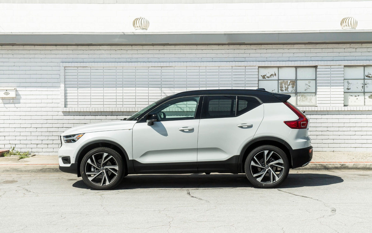 Comparison - Audi Q3 Quattro 2019 - vs - Volvo XC40 T5 2019 | SUV Drive